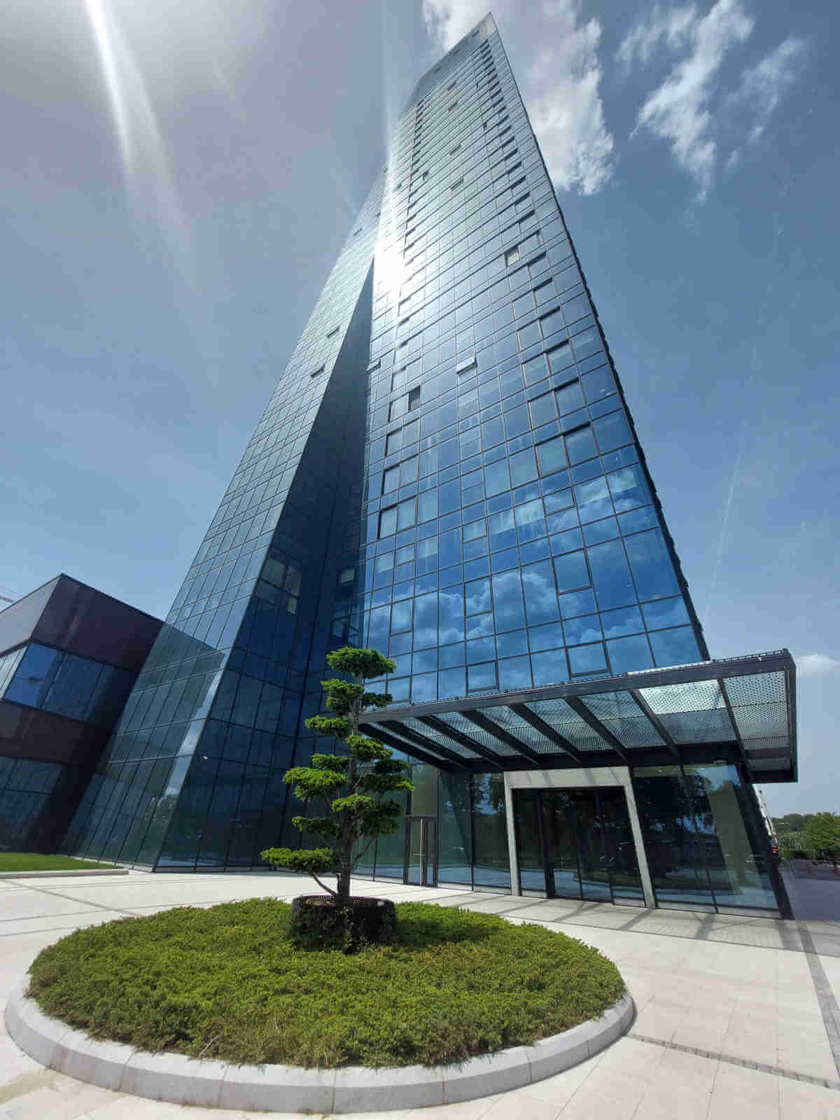 West 65 Tower: Discover the Exclusive Skyscraper in Novi Beograd - Be ...